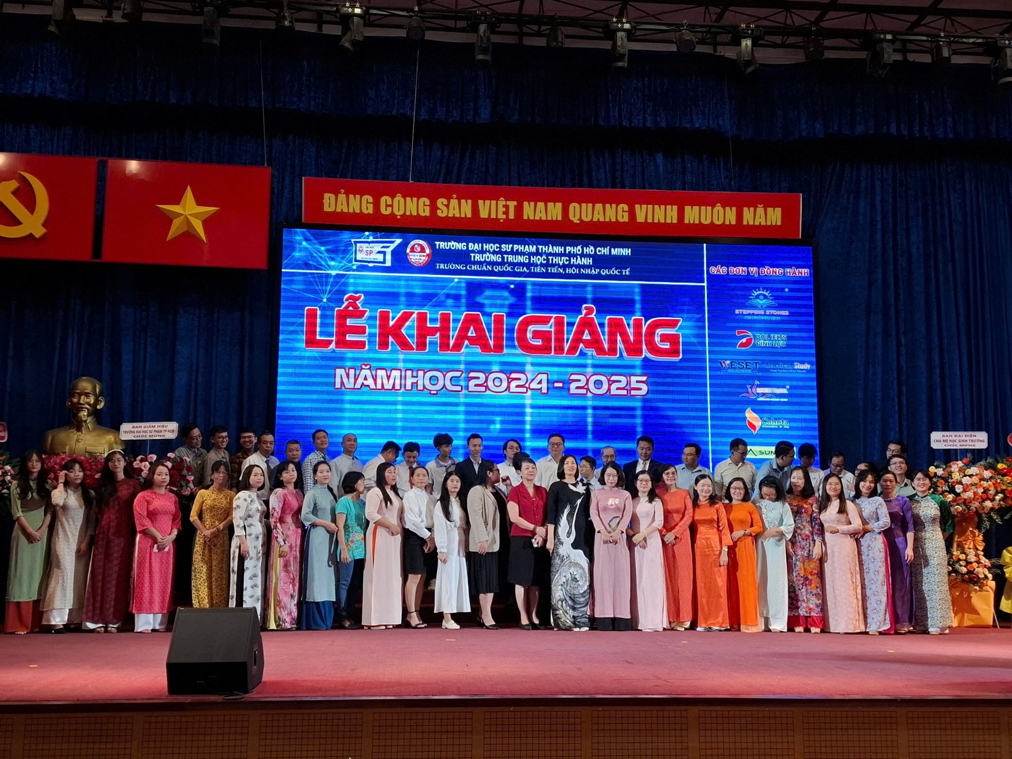 Anh văn - Du học Hợp Điểm Tham Dự Lễ Khai Giảng Năm Học 2024 – 2025